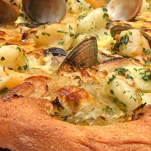 Shrimp and clam scampi pizza – Lauren Groveman